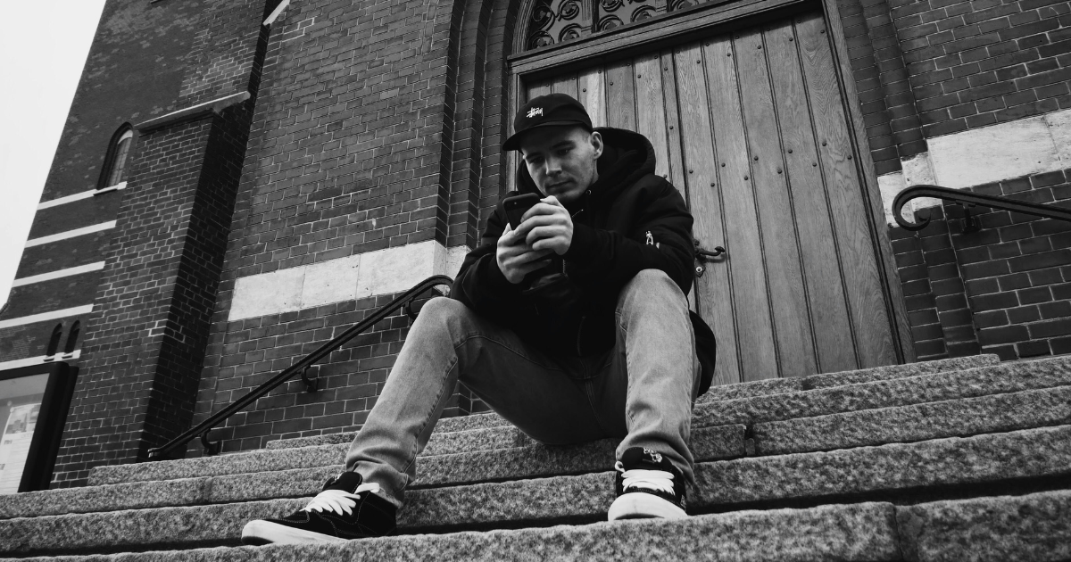 25 Sitting Pose Ideas for Your Next Photoshoot